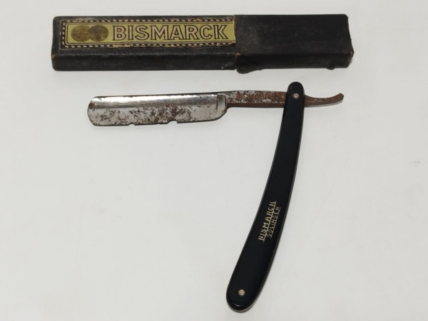 Bela faca estilizada medindo 19 cm. Acompanha bainha. A