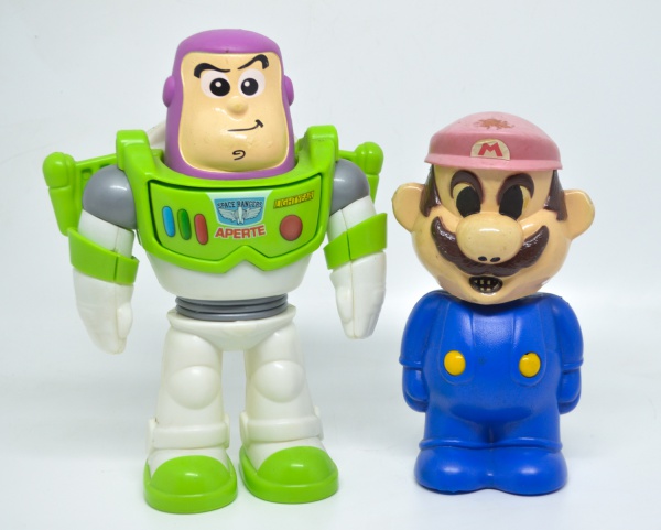 02 Bonecos em plástico, sendo Buzz Lightyear e Mario Br
