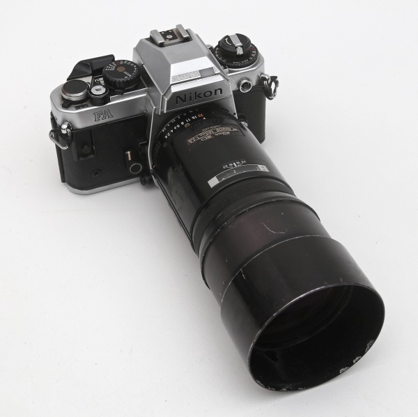 Câmera fotográfica Nikon FA, com lente objetiva Nikon A