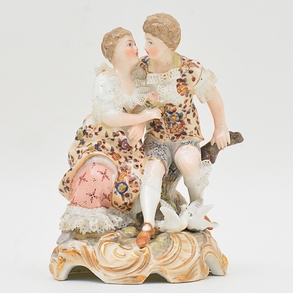 Delicado grupo escultórico de porcelana, manufatura alemã Rudolstadt ...