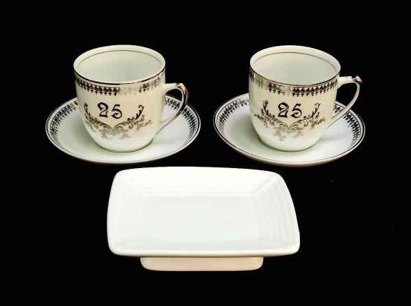 PORCELANA, três (3) itens: 1 petisqueira de pé baixo, t