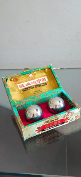 Bolas chinesas terapêuticas " IRON BALL DIRECTION", Shouxing, emitem ...