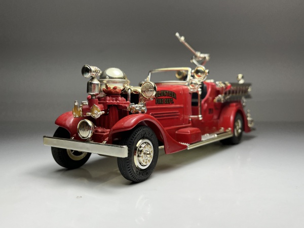 1937 Ahrens Fox Fire Truck Vermelho - ERTL Escala 1/24