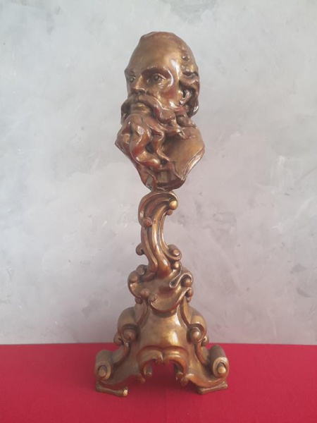 Escultura representando Rosto de Moisés sobre Livro Abe