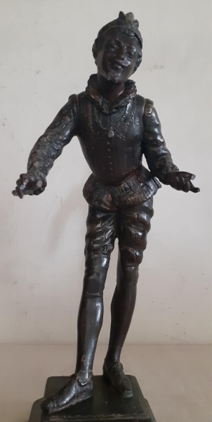 ESCULTURA em Petit Bronze , representando Atorem trajes