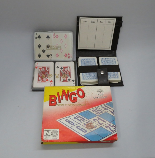 03 baralhos e 01 jogo de bingo na caixa.