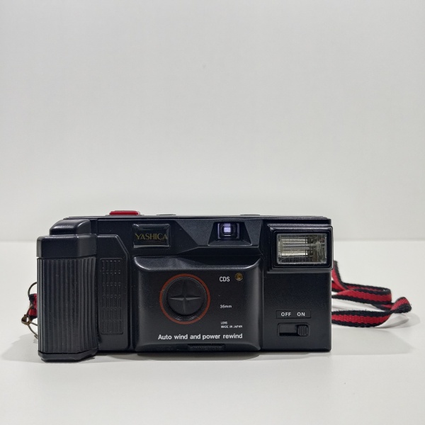 Câmera Fotográfica Analógica, Marca Yashica, Modelo AW8