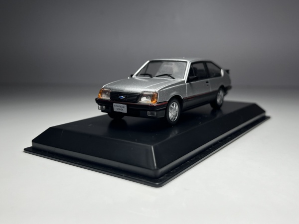 Chevrolet Monza Hatch SR Prata - Ixo Escala 1/43 miniat