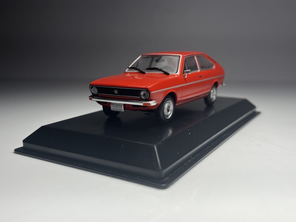 Volkswagen Passat Laranja - Ixo Escala 1/43 miniatura e