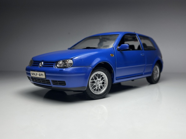 VW Golf Azul - Revell Escala 1/18 miniatura em metal di