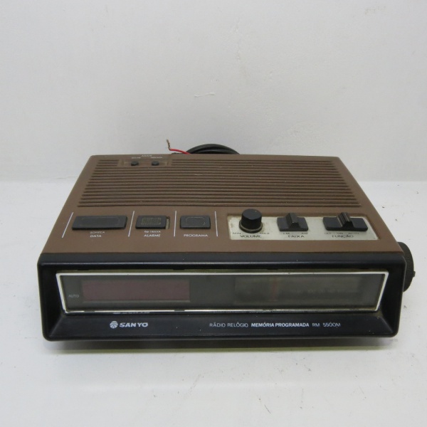 Rádio Relógio SANYO - Na cor marrom e preto, memória pr